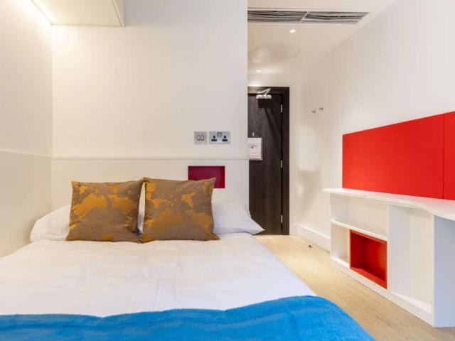 2 Bedroom Apartment London London 103340818