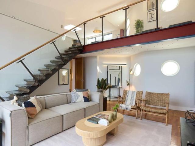 2 Bedroom Apartment London London 103372204