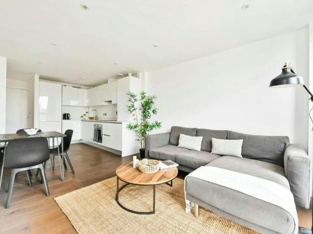 2 Bedroom Apartment London London 103372489