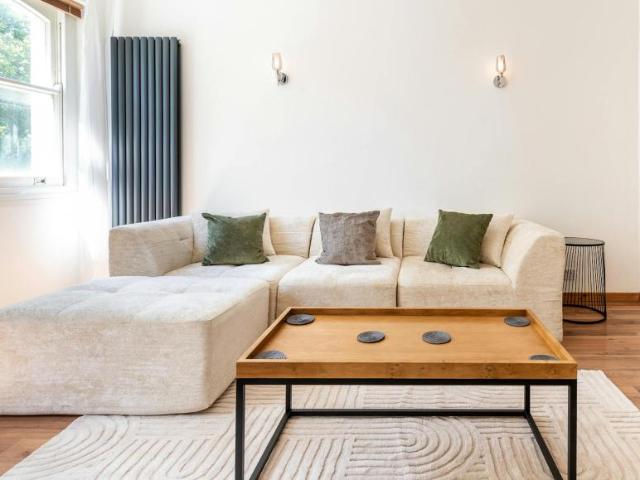 2 Bedroom Apartment London London 103841394