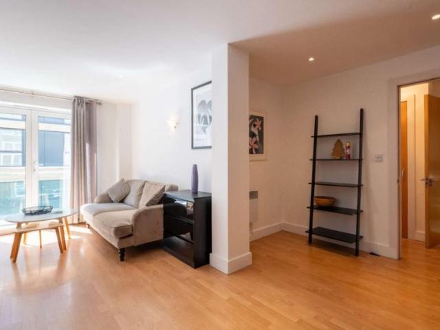 2 Bedroom Apartment London London 103882310