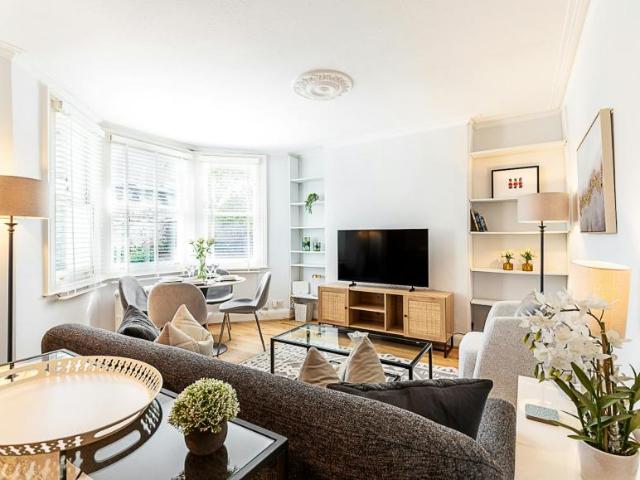 2 Bedroom Apartment London London 103959630