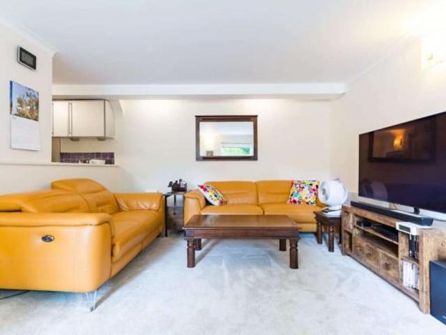 2 Bedroom Apartment London London 67850050