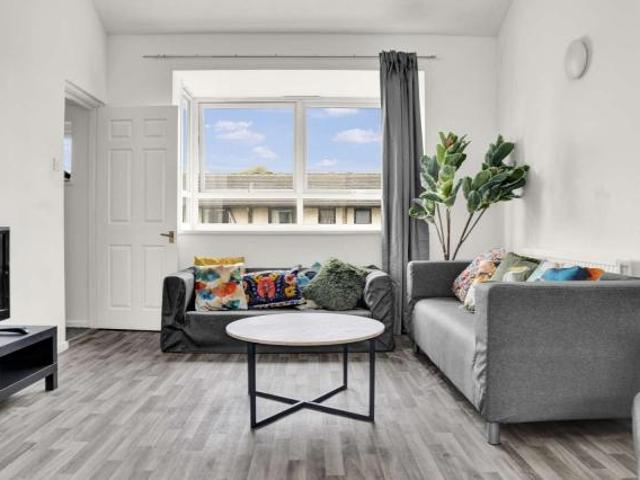 2 Bedroom Apartment London London 67123300