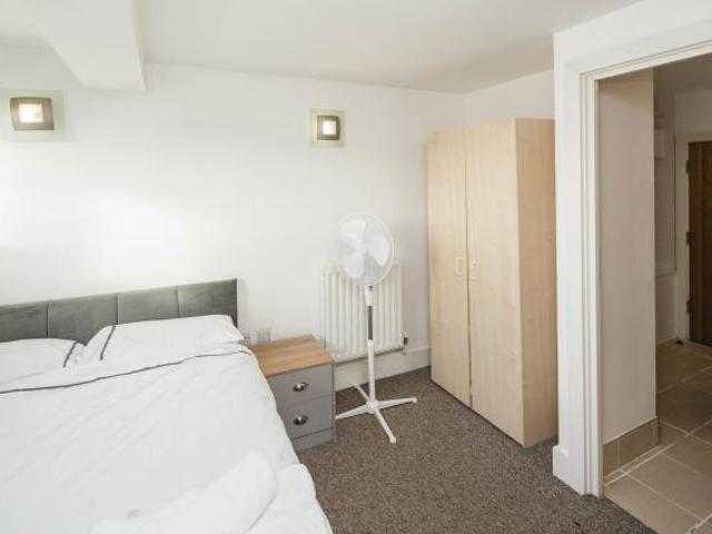 2 Bedroom Apartment London London 70675545