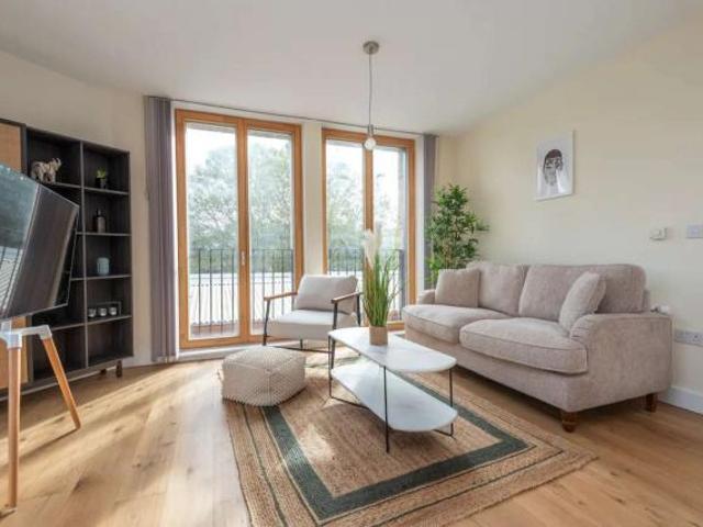 2 Bedroom Apartment London London 70866580