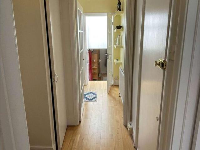 2 Bedroom Apartment London London 71881046