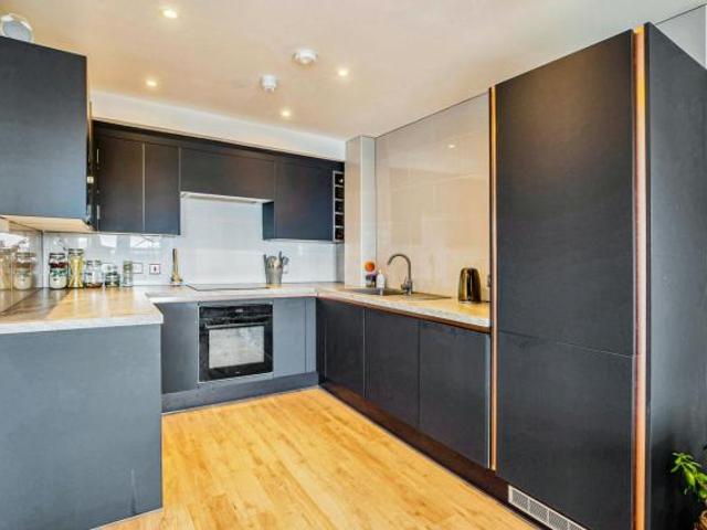 2 Bedroom Apartment London London 78668360