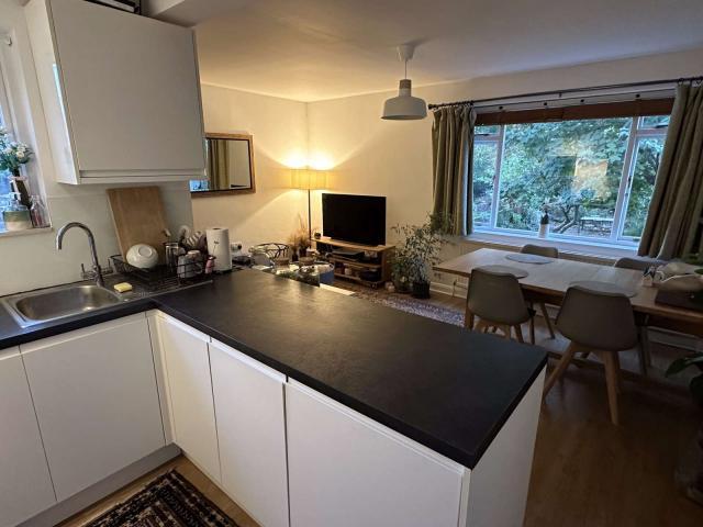 2 Bedroom Apartment London London 82986565