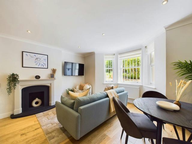 2 Bedroom Apartment London London 84177408