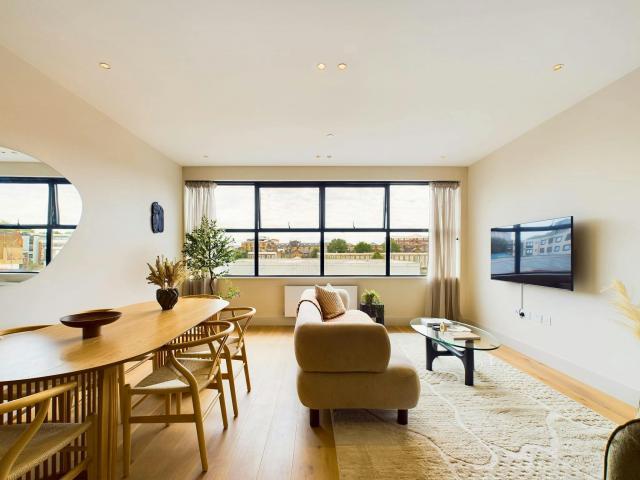 2 Bedroom Apartment London London 87275331
