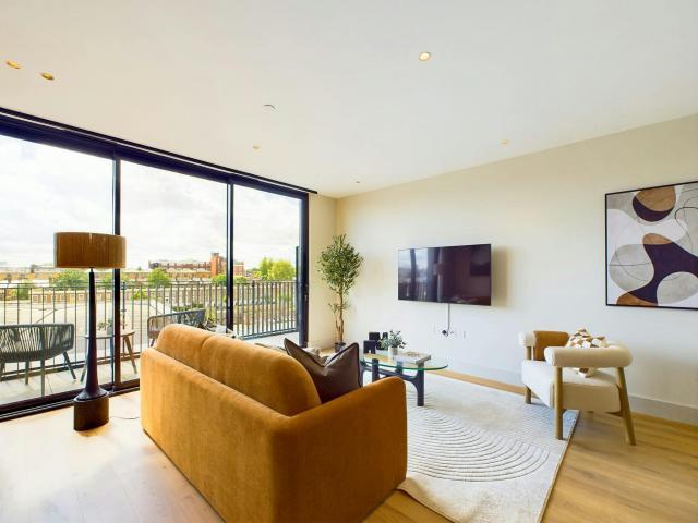 2 Bedroom Apartment London London 87275333