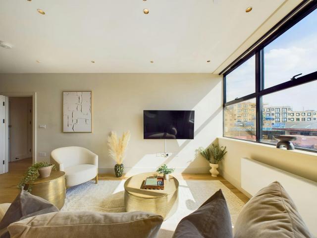2 Bedroom Apartment London London 87275337