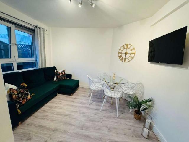 2 Bedroom Apartment London London 89893269