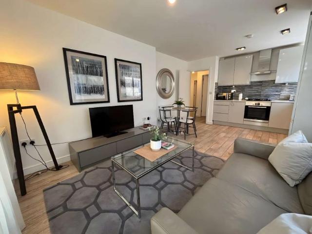2 Bedroom Apartment London London 90113660