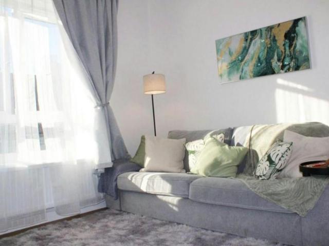 2 Bedroom Apartment London London 90184736