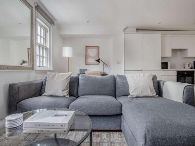 2 Bedroom Apartment London London 92628717
