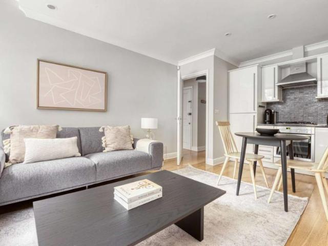 2 Bedroom Apartment London London 92628738