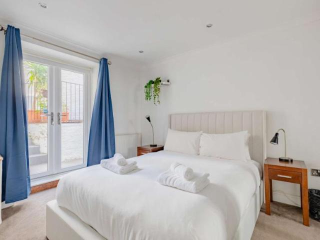 2 Bedroom Apartment London London 92107925