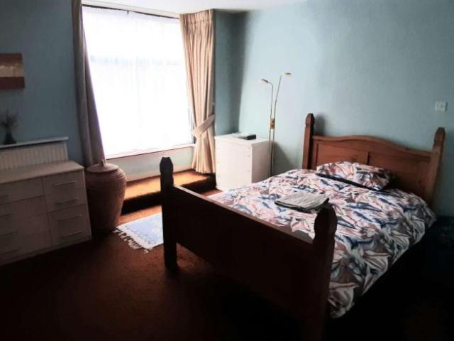 2 Bedroom Apartment London London 92379311
