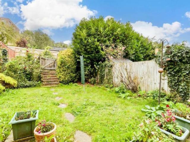 2 Bedroom Apartment London London 92384137