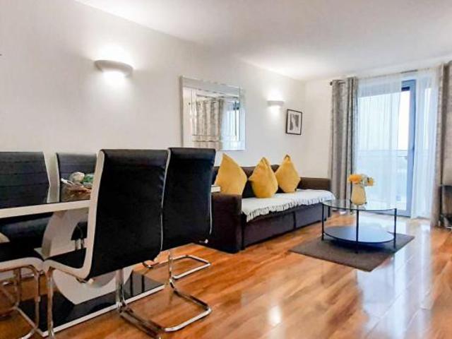 2 Bedroom Apartment London London 93973965