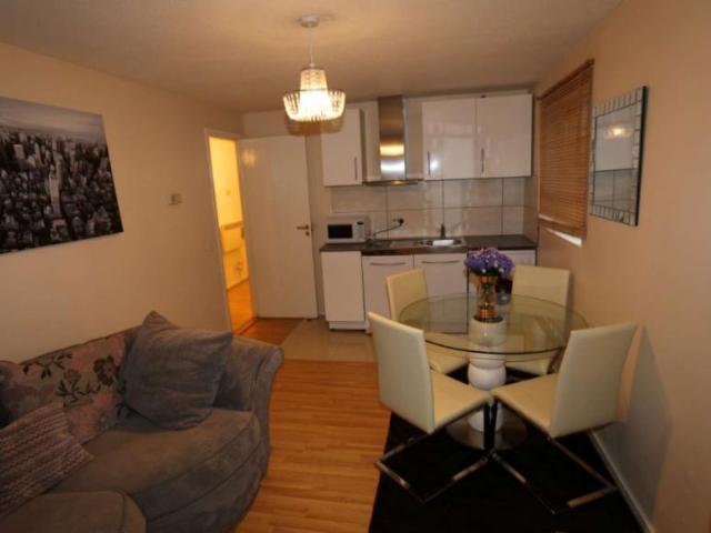 2 Bedroom Apartment London London 93975887