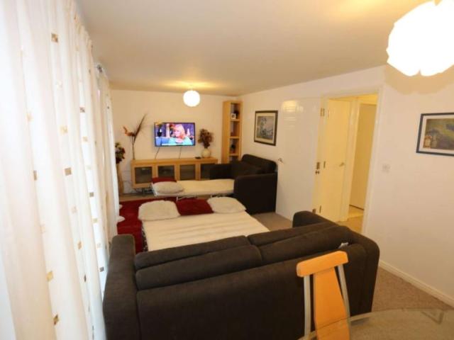2 Bedroom Apartment London London 93975889