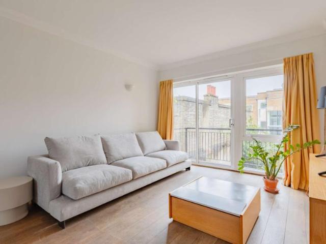 2 Bedroom Apartment London London 94796481