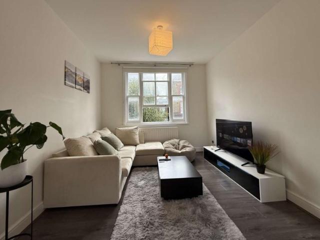 2 Bedroom Apartment London London 94149646