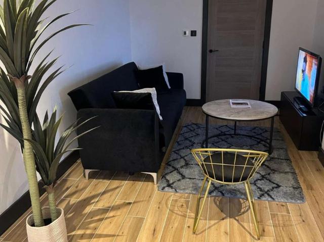 2 Bedroom Apartment London London 95663158