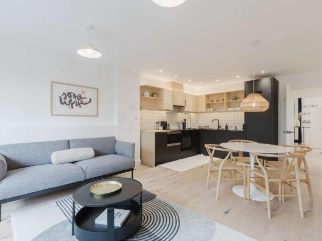 2 Bedroom Apartment London London 95122436