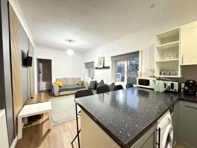 2 Bedroom Apartment London London 96888096