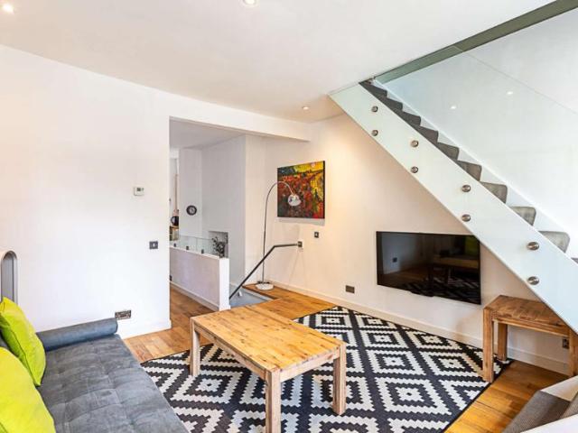 2 Bedroom Apartment London London 96038055