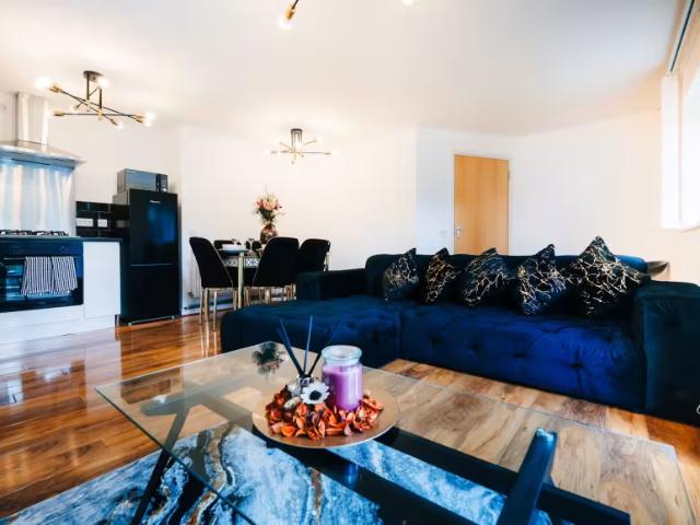 2 Bedroom Apartment London London 96120507