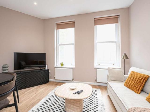 2 Bedroom Apartment London London 96179123