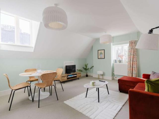 2 Bedroom Apartment London London 96212087