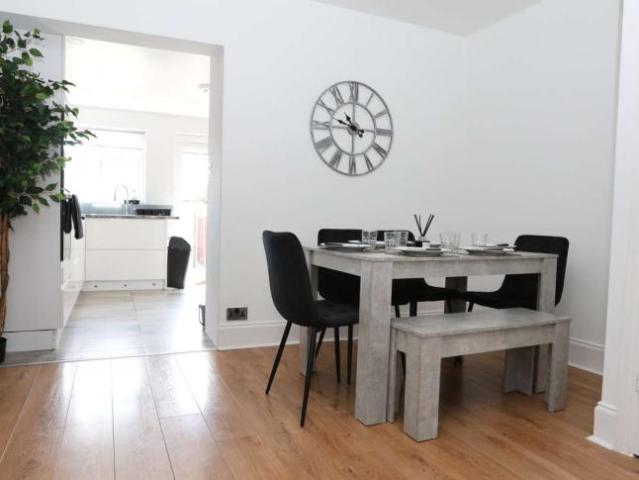 2 Bedroom Apartment London London 96384943