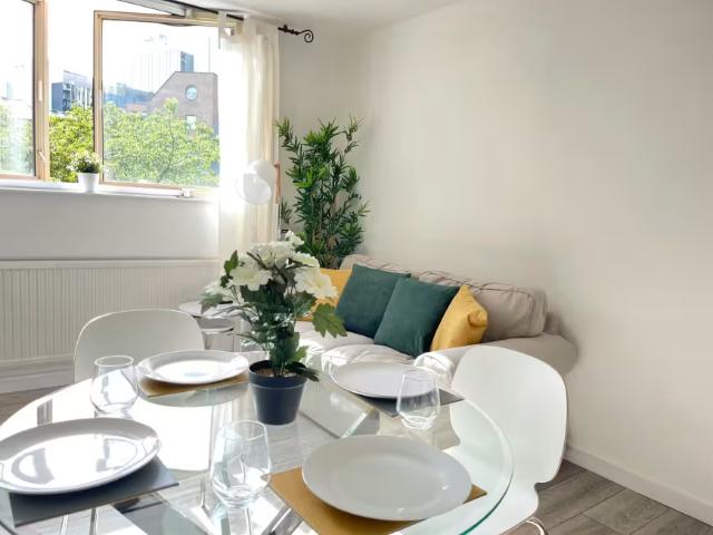 2 Bedroom Apartment London London 97634798