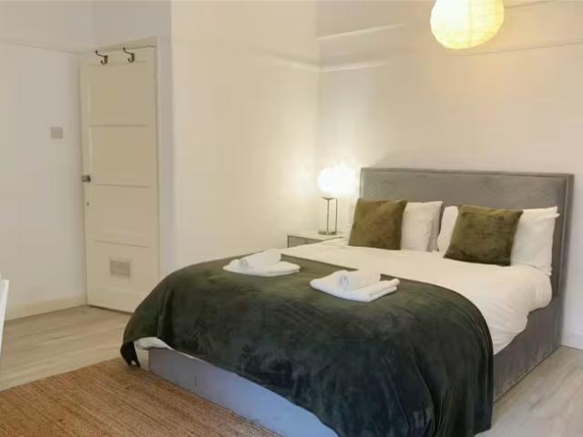 2 Bedroom Apartment London London 97813400