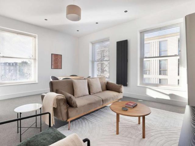 2 Bedroom Apartment London London 97883766