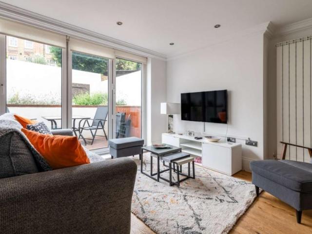 2 Bedroom Apartment London London 97910344