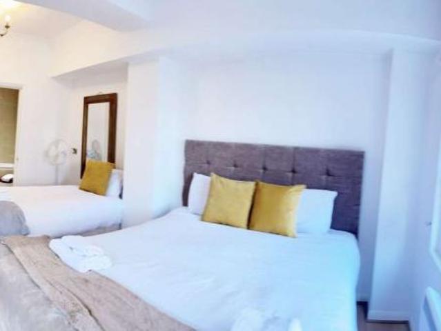 2 Bedroom Apartment London London 97944729