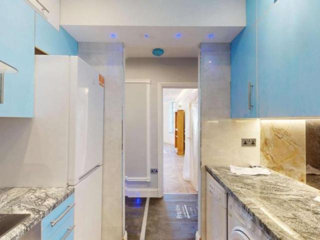 2 Bedroom Apartment London London 97086275