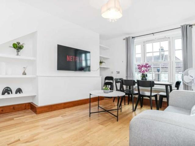 2 Bedroom Apartment London London 98922408