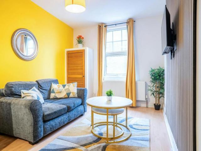 2 Bedroom Apartment London London 99686349