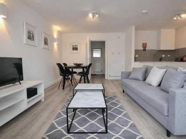 2 Bedroom Apartment London London 99725475