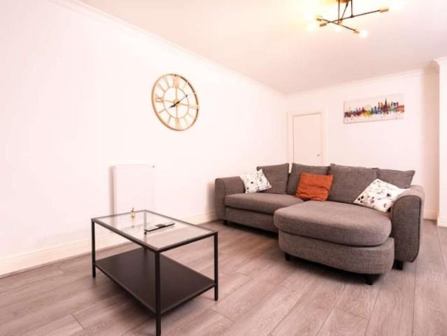 2 Bedroom Apartment London London 99760976