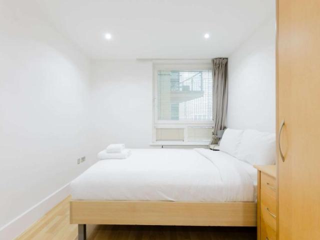 2 Bedroom Apartment London London 99799344