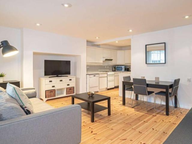 2 Bedroom Apartment London London 99048837